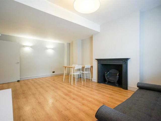 3 Bedroom Apartment, Parkway, London