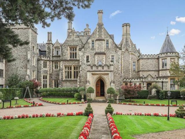 3 Bedroom Apartment Stanmore Greater London LS99475973