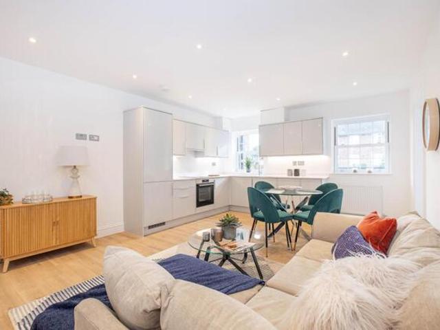 3 Bedroom Apartment Surrey Greater London 100503205