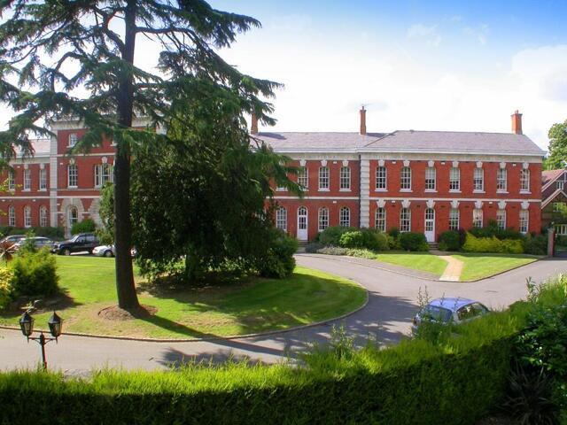 3 Bedroom Apartment Surrey Surrey 100648814