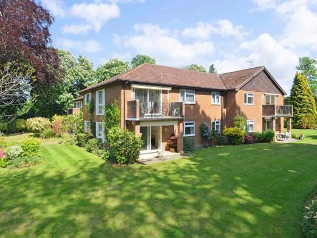 3 Bedroom Apartment Surrey Surrey LS99290593