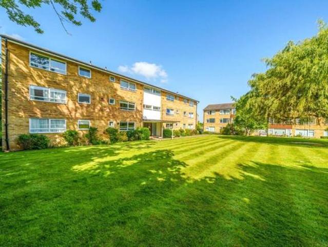 3 Bedroom Apartment Surrey Surrey LS100614849