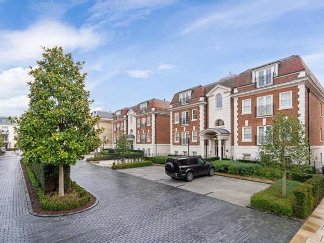 3 Bedroom Apartment Surrey Surrey LS100825145
