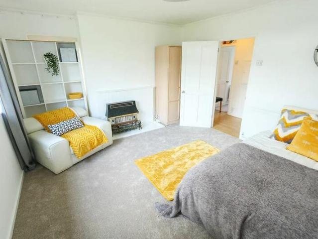 3 Bedroom Apartment, Scrutton Close, Clapham, SW12