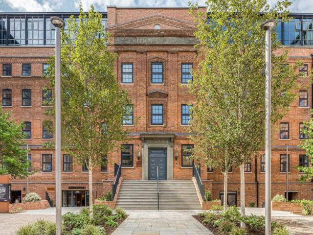 3 Bedroom Apartment Slough Berkshire 96265518