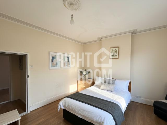 3 bedroom Apartment to let 3 Bed Flat, Somers Road, Southsea PO5