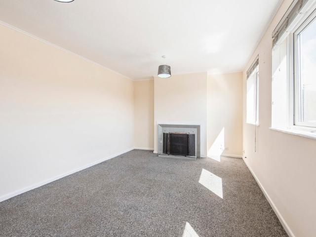 3 bedroom apartment to rent High Street, Stotfold, Hitchin, Bedfordshire, SG5
