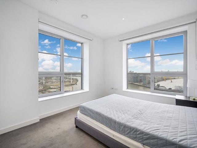 3 bedroom apartment to rent in Douglass Tower, E14