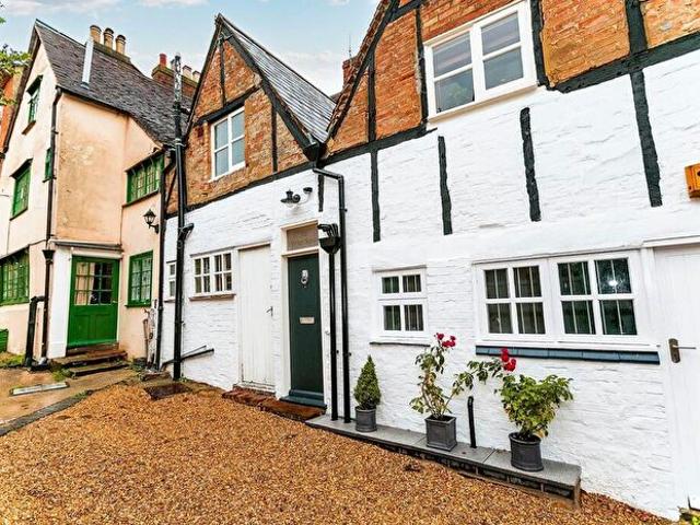 3 Bedroom Apartment To Rent In Market Square, Winslow, MK18