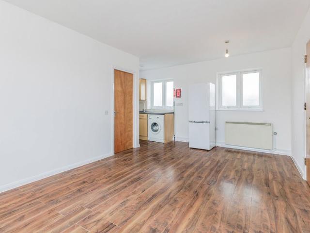 3 bedroom apartment to rent London Road, Mitcham, CR4
