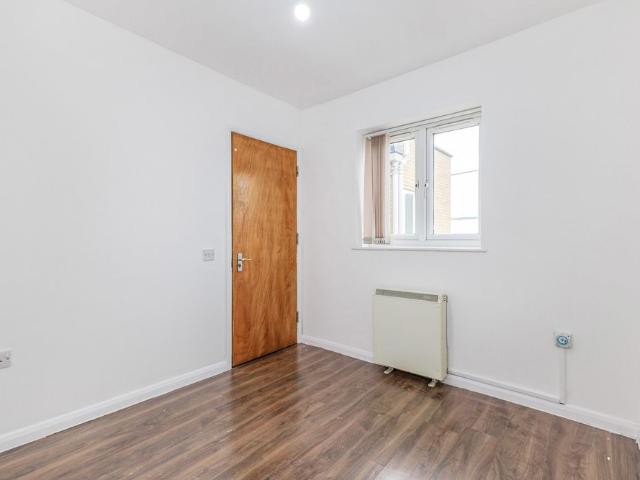 3 bedroom apartment to rent London Road, Mitcham, CR4