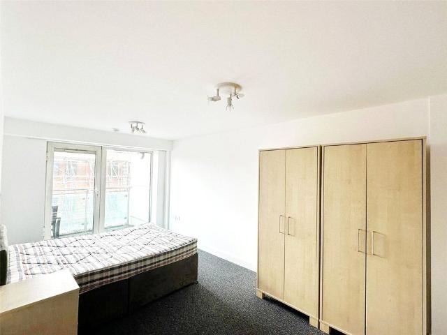3 bedroom apartment to rent Royal Plaza, 2 Westfield Terrace, Sheffield, S1