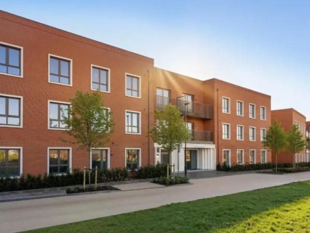 3 Bedroom Apartment Wandsworth London LS102954356
