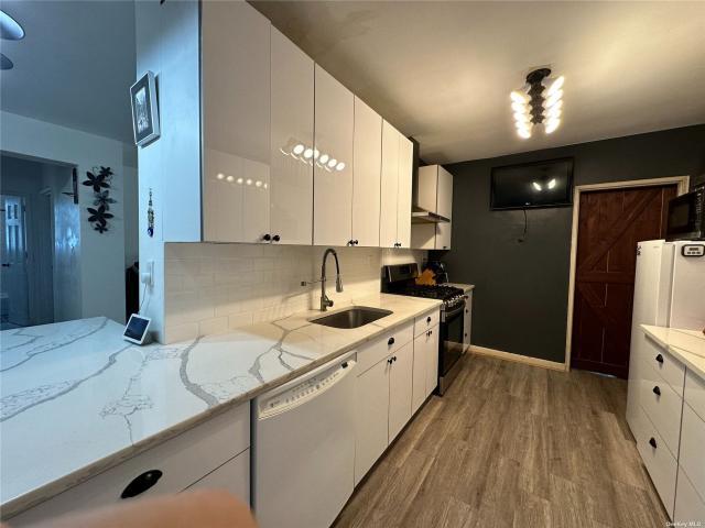 3 bedroom, Bayside NY 11360 LS72692159
