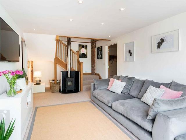 3 bedroom barn conversion to rent