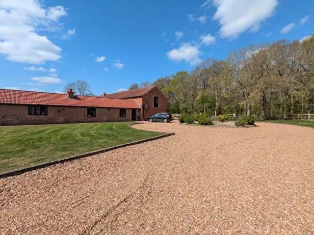 3 Bedroom Barn Conversion To Rent In Rushden Road, Bedford, MK44