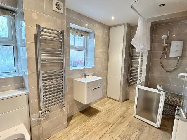 3 bedroom Beautiful Detached Cottage to rent