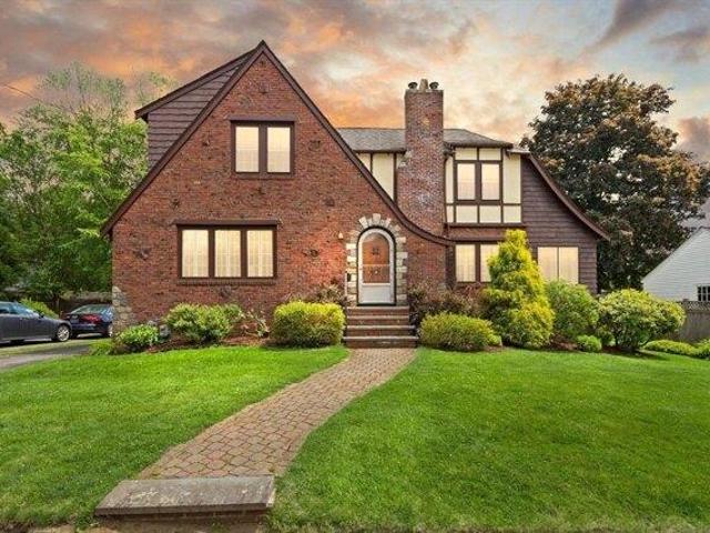 3 bedroom, Belmont MA 02478 103250230