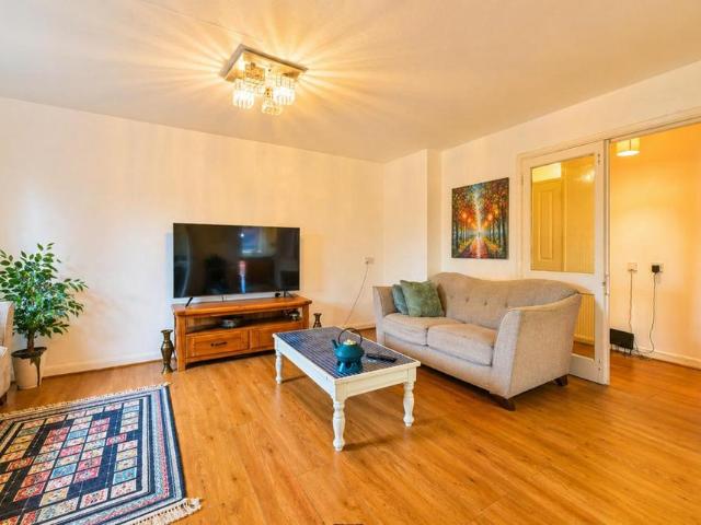 3 bedroom block of apartments to rent