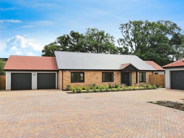 3 Bedroom Bungalow Colchester Essex 100685028