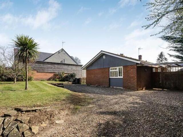 3 Bedroom Bungalow Caversham Berkshire LS101777786