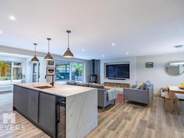 3 Bedroom Bungalow Christchurch Dorset 100786885