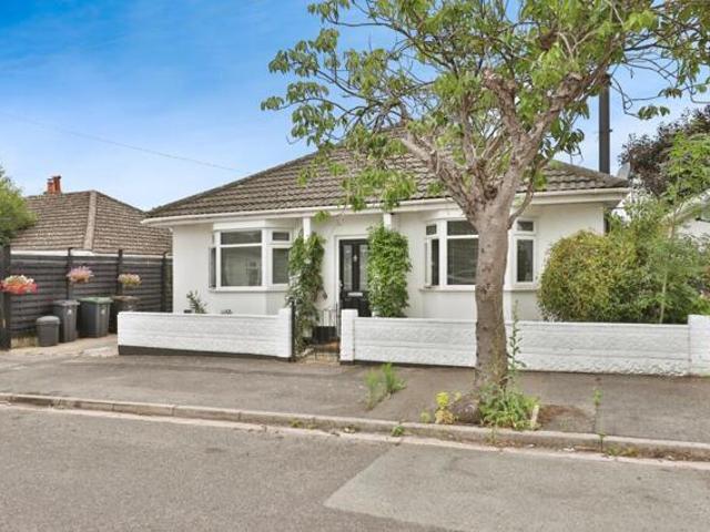 3 Bedroom Bungalow Christchurch Dorset 100953632