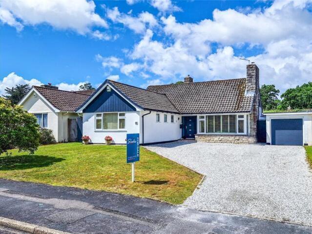 3 Bedroom Bungalow Christchurch Dorset LS98903255