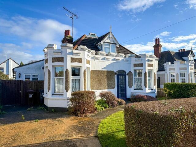 3 Bedroom Bungalow Clacton On Sea Essex 100786424