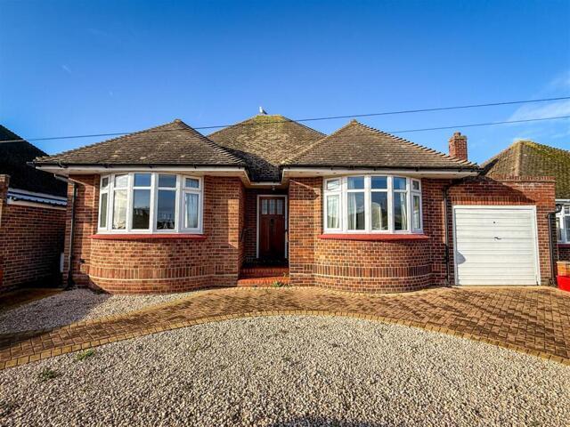 3 Bedroom Bungalow Clacton On Sea Essex 100786865