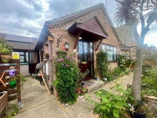 3 Bedroom Bungalow Clacton On Sea Essex 98648898