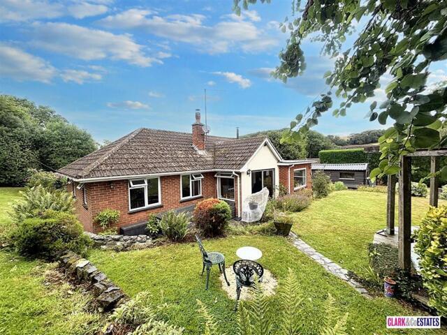 3 Bedroom Bungalow Clapham Bedfordshire LS100881584
