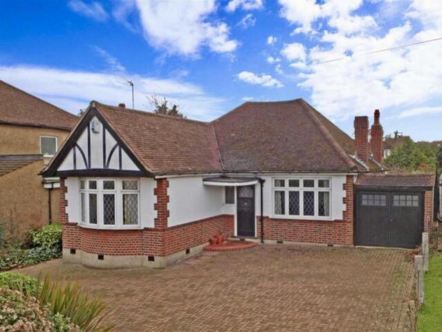 3 Bedroom Bungalow Croydon Greater London 98649046