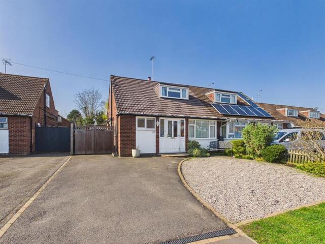 3 Bedroom Bungalow Aylesbury Buckinghamshire LS100684862