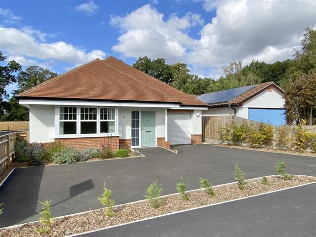 3 Bedroom Bungalow Bournemouth Dorset 100191976