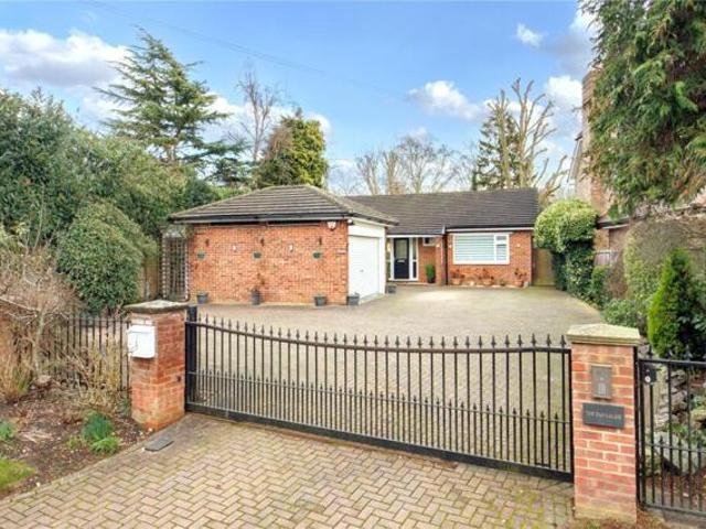 3 Bedroom Bungalow Borehamwood Hertfordshire LS98687570