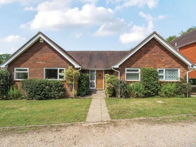 3 Bedroom Bungalow Billinghurst West Sussex 99277893