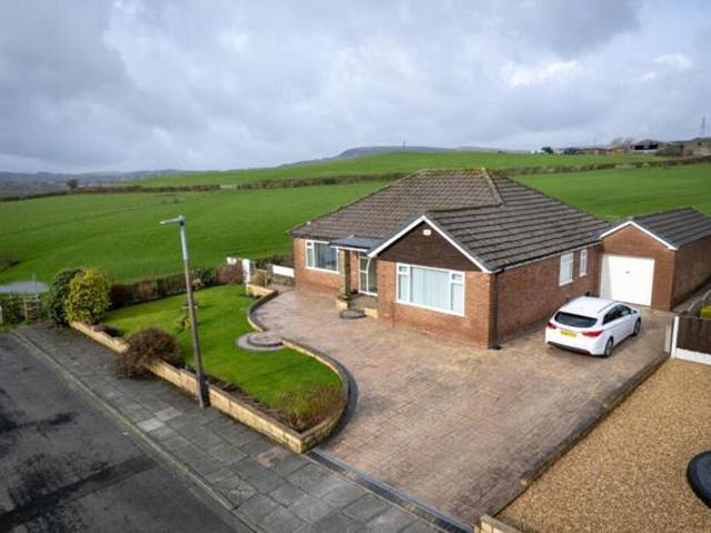 3 Bedroom Bungalow Bury Bury 98903666