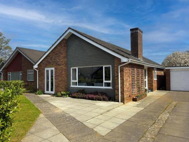 3 Bedroom Bungalow Godalming Surrey 90575445