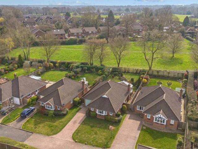 3 Bedroom Bungalow Great Kingshill Buckinghamshire LS100855112