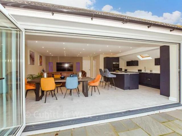 3 Bedroom Bungalow Emsworth Emsworth LS99054870