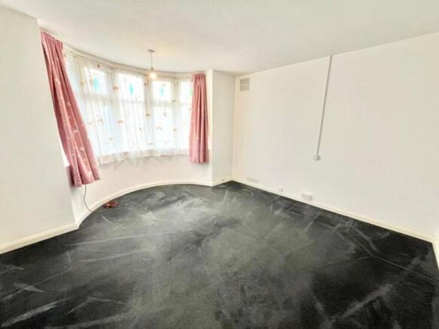 3 bedroom bungalow for rent in Acacia Drive, Southend on Sea, Essex, SS1