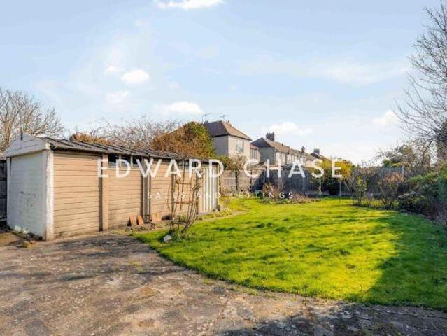 3 bedroom bungalow for rent in Berkeley Avenue, Ilford, IG5