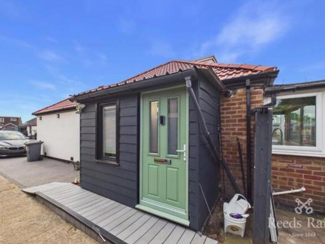 3 bedroom bungalow for rent in Kennerleigh Avenue, Leeds, West Yorkshire, LS15