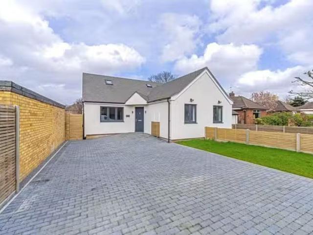 3 bedroom bungalow for rent in Hazel Way, Fetcham, KT22