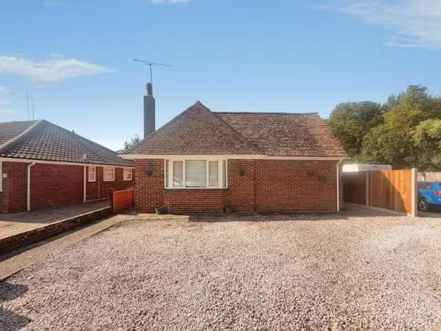 3 bedroom bungalow for rent in Hearnfield Road, Wick, Littleha.