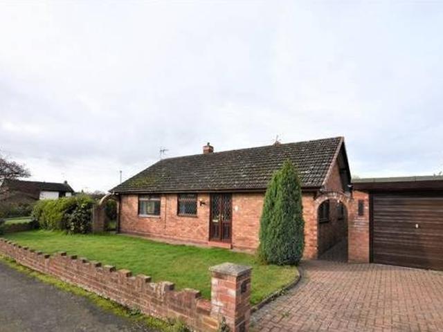 3 bedroom bungalow for rent in Oakmere Drive Great Boughton Chester CH3