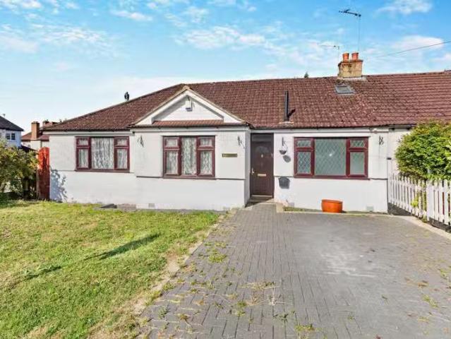 3 bedroom bungalow for rent in Lyndhurst Gardens, HA5