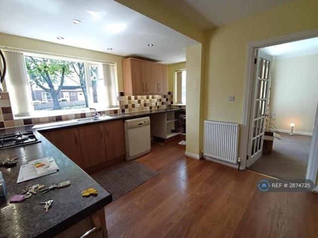 3 bedroom bungalow for rent in Marten Drive, Netherton, HD4