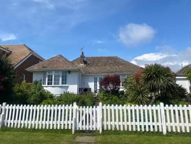 3 bedroom bungalow for rent in Northwood Avenue, Saltdean BN2.